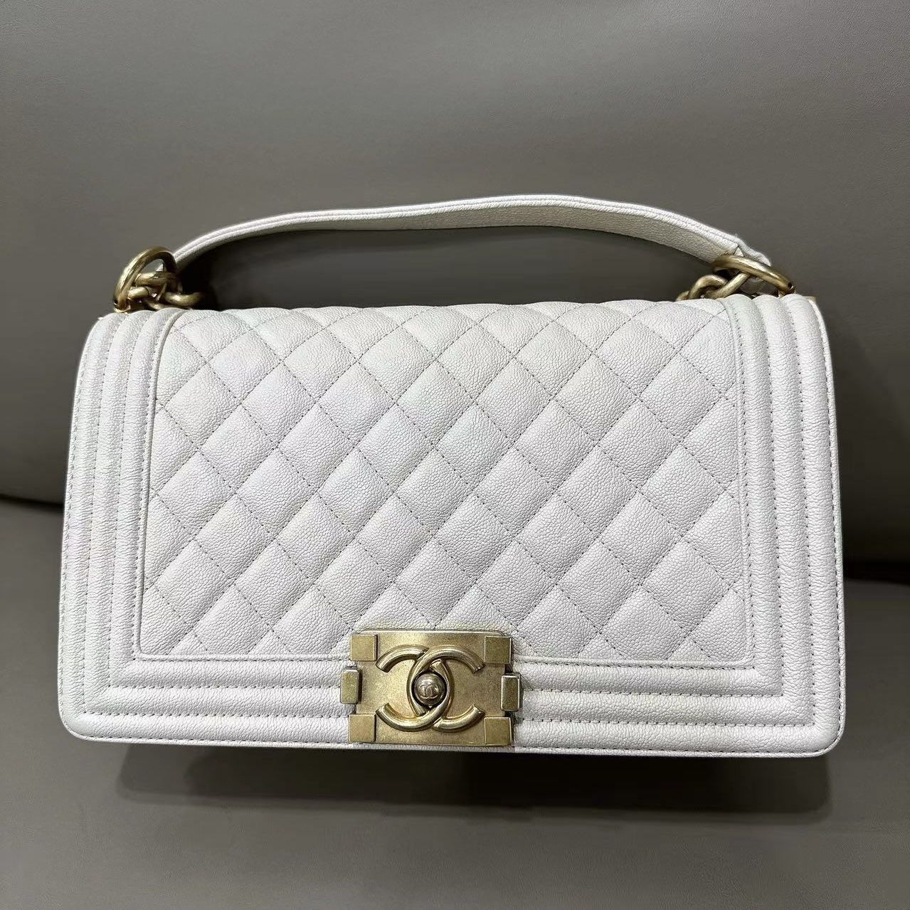 Chanel 25cm Boy A67086 white ghw caviar - Manaddict